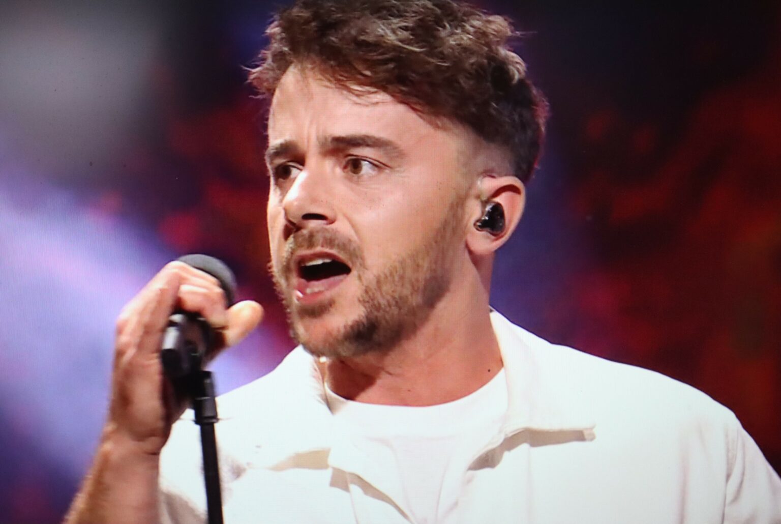 Podiumbeest Dean Delannoit stoot door naar halve finale ‘Sing Again’ – NUUS