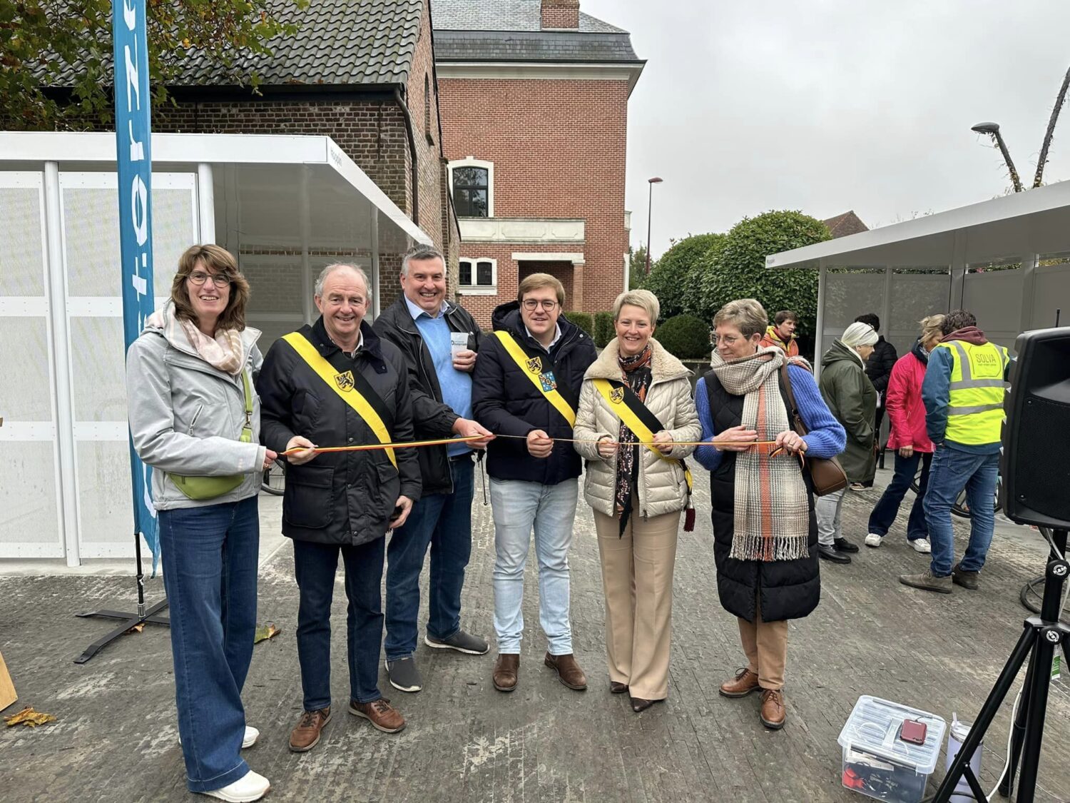 Feestelijke opening van het nieuwe Hoppinpunt aan het gemeentehuis in ...